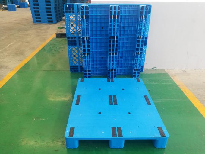 3 Runner Closed Stackable Industrial Plastic Pallets Perimeter 1200 * 1000 * 150mm