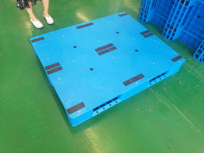 3 Runner Closed Stackable Industrial Plastic Pallets Perimeter 1200 * 1000 * 150mm